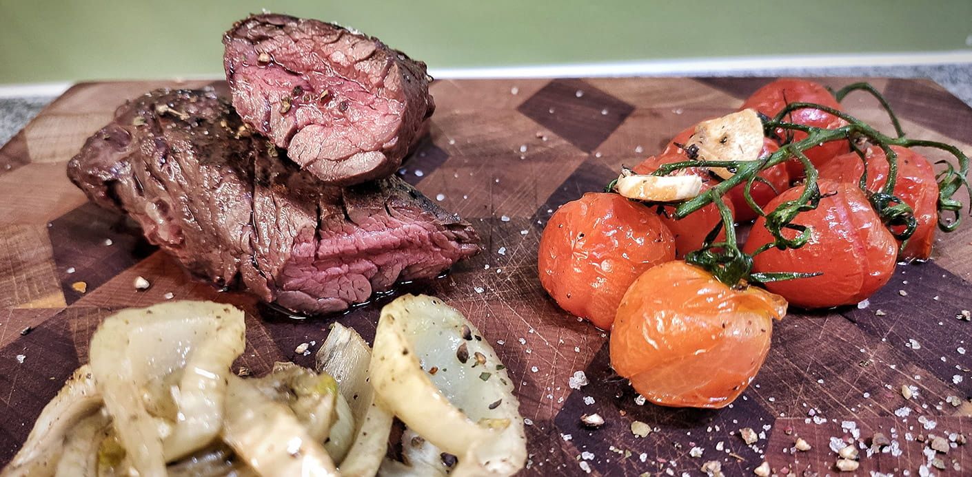 Hanging Tender mit Grillfenchel und Tomaten auf Joghurt | Ihf the beef